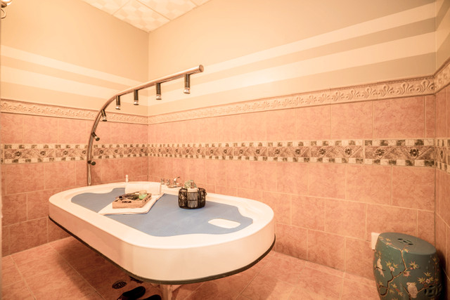 Full Body SCRUBBING TABLE SHOWER MASSAGE - It is a type of massage with ...