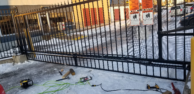 Gate hinge welding Safety handrail Safety barriers cages weld - Mobile ...