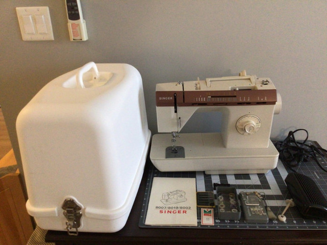 Machine a coudre singer avec coffre de protection - Machine a coudre ...