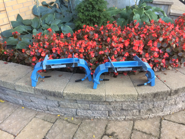 Etriers pour echafaudage - Deux etriers en metal pour recevoir des ...