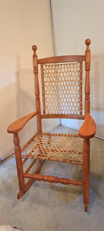 Chaise bercante en bois avec assise et dossier en babiche, Lévis ...