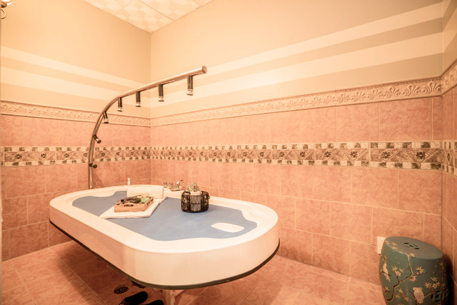 Full Body SCRUBBING TABLE SHOWER MASSAGE - It is a type of massage with ...