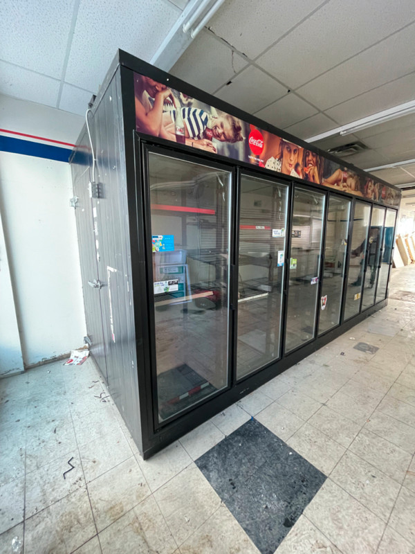 5 glass walk in cooler Used Great condition Black color - Call Mike at ...