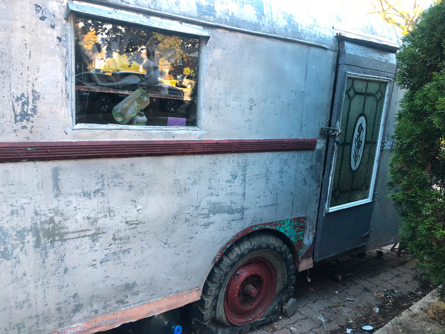 Roulotte vintage en aluminium - Peut servir de cache pour la chasse ou ...