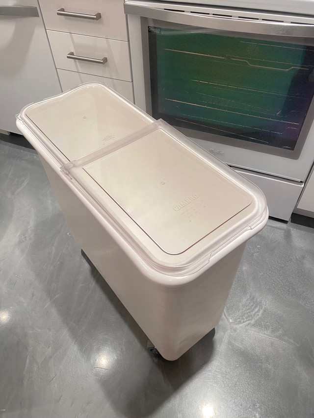 Cambro 7 Gallon 102 L Flat Top Sliding Lid Ingredient Bins - Four New ...