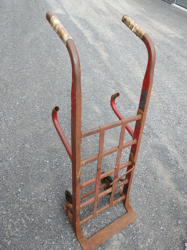 Ancien buggey ou diable style industriel - Ancien buggey ou diable avec ...